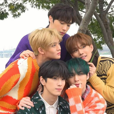 KPOPクイズ： An idol that has a crush on you. - Quiz | Quotev