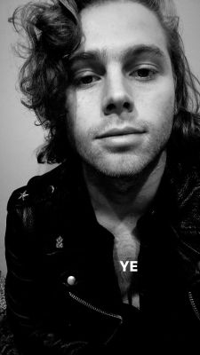 Luke Hemmings Dimples