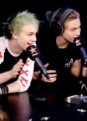 Your Blind Date with 5SOS - Quiz | Quotev